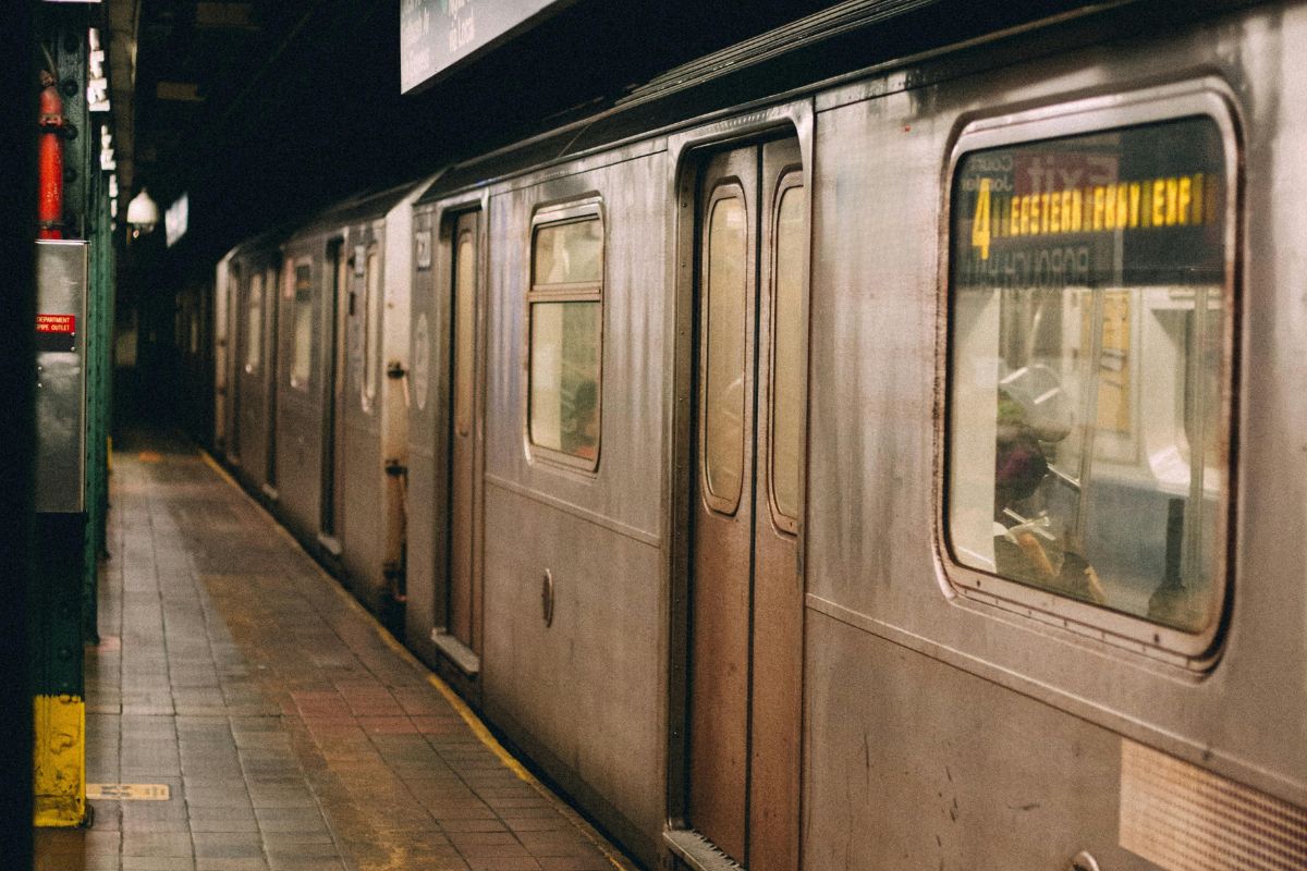 How to Use the NYC Subways Without Stress - Meg + Liv